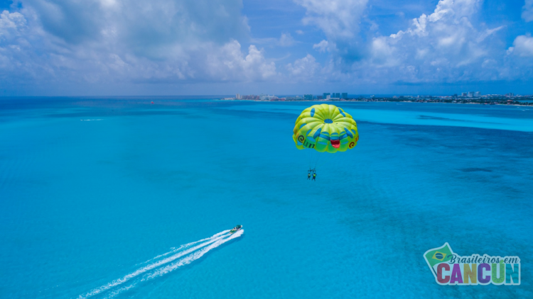 Parasailing em Cancún: veja o mar do caribe sob uma nova perspectiva